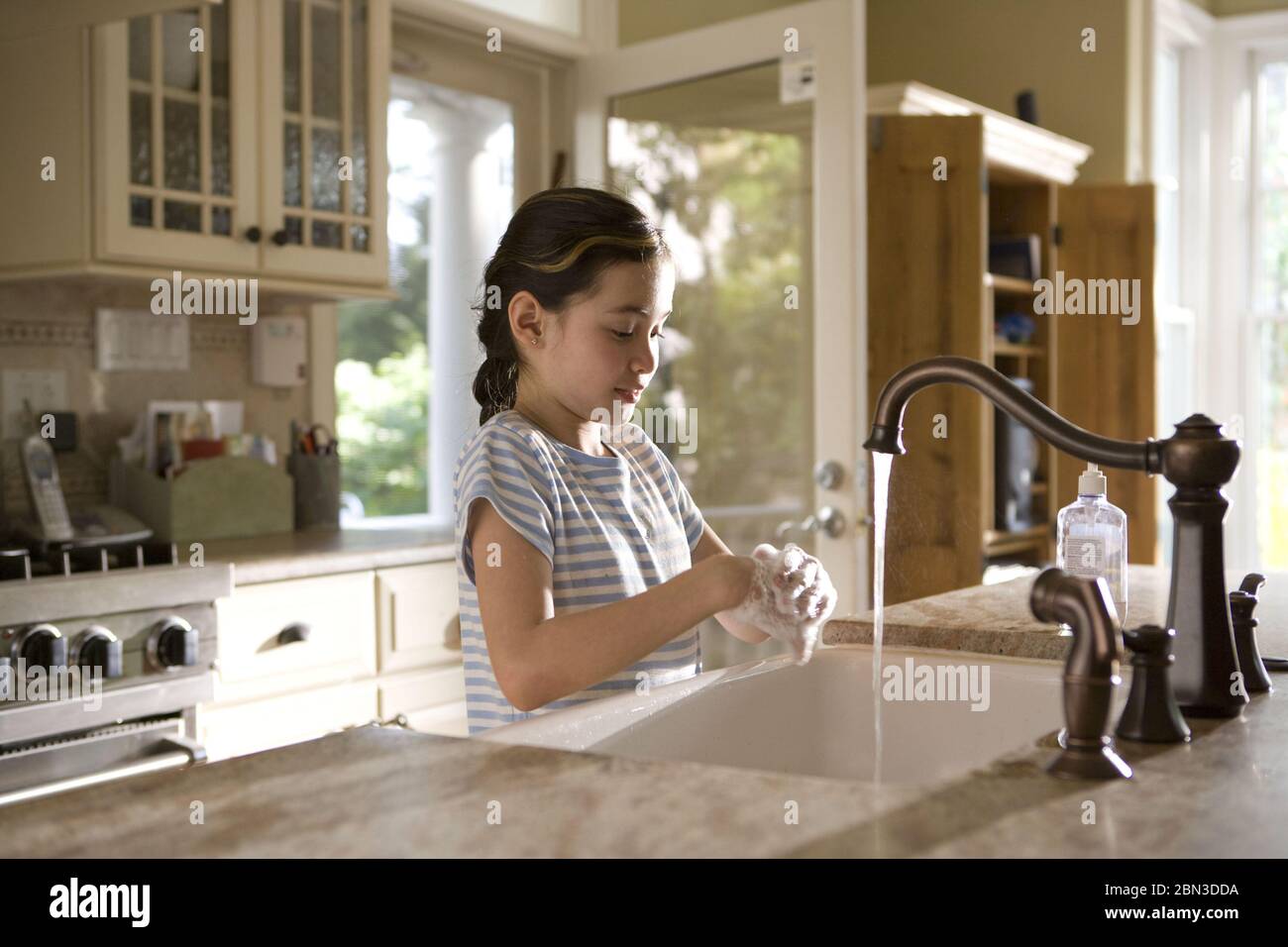Hand washing children Stock Photo - Alamy