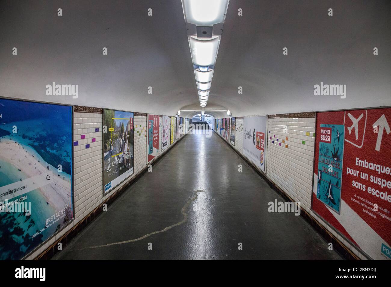 Hallway metro hi-res stock photography and images - Alamy