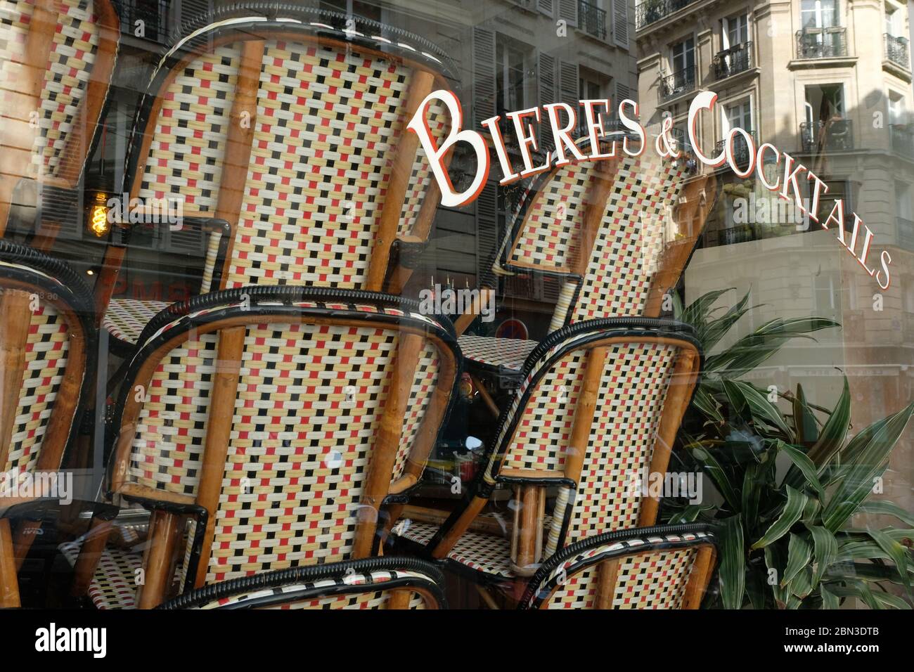 Empty cafes and restaurants in paris Stock Photo - Alamy