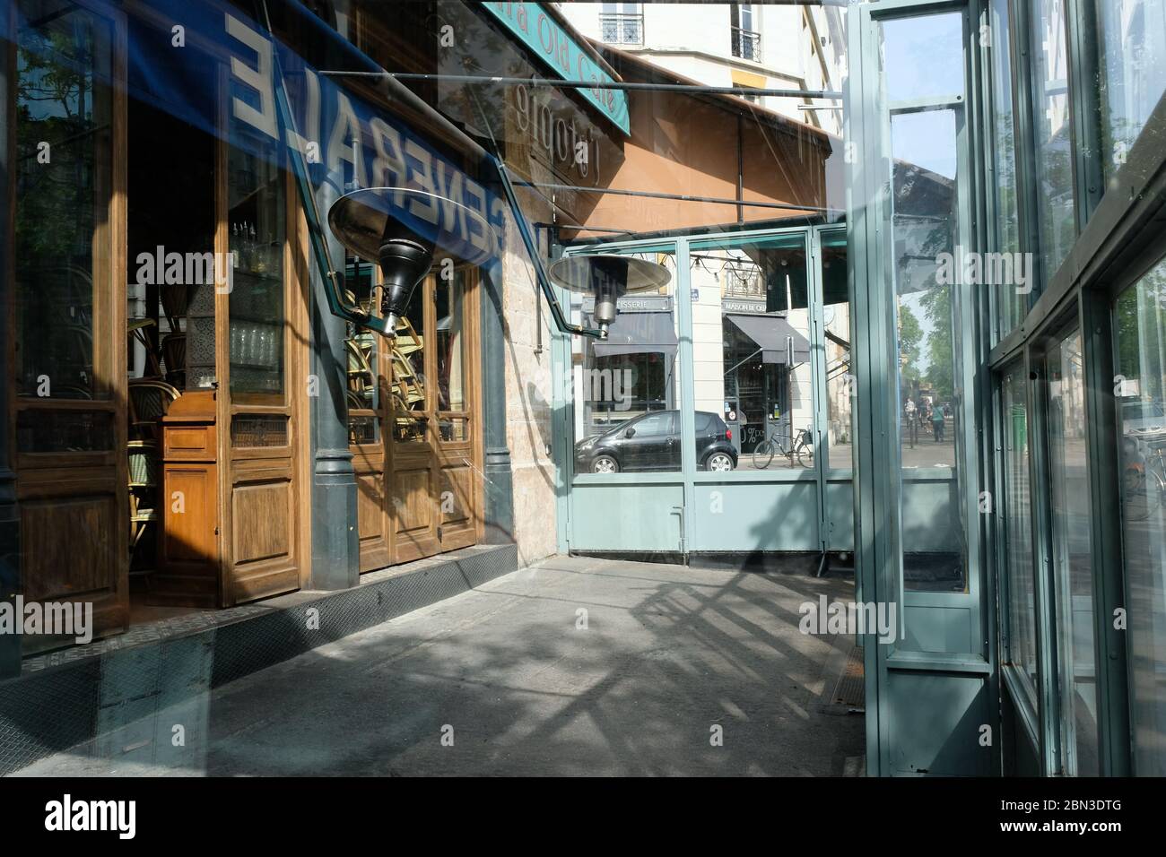 Empty cafes and restaurants in paris Stock Photo - Alamy