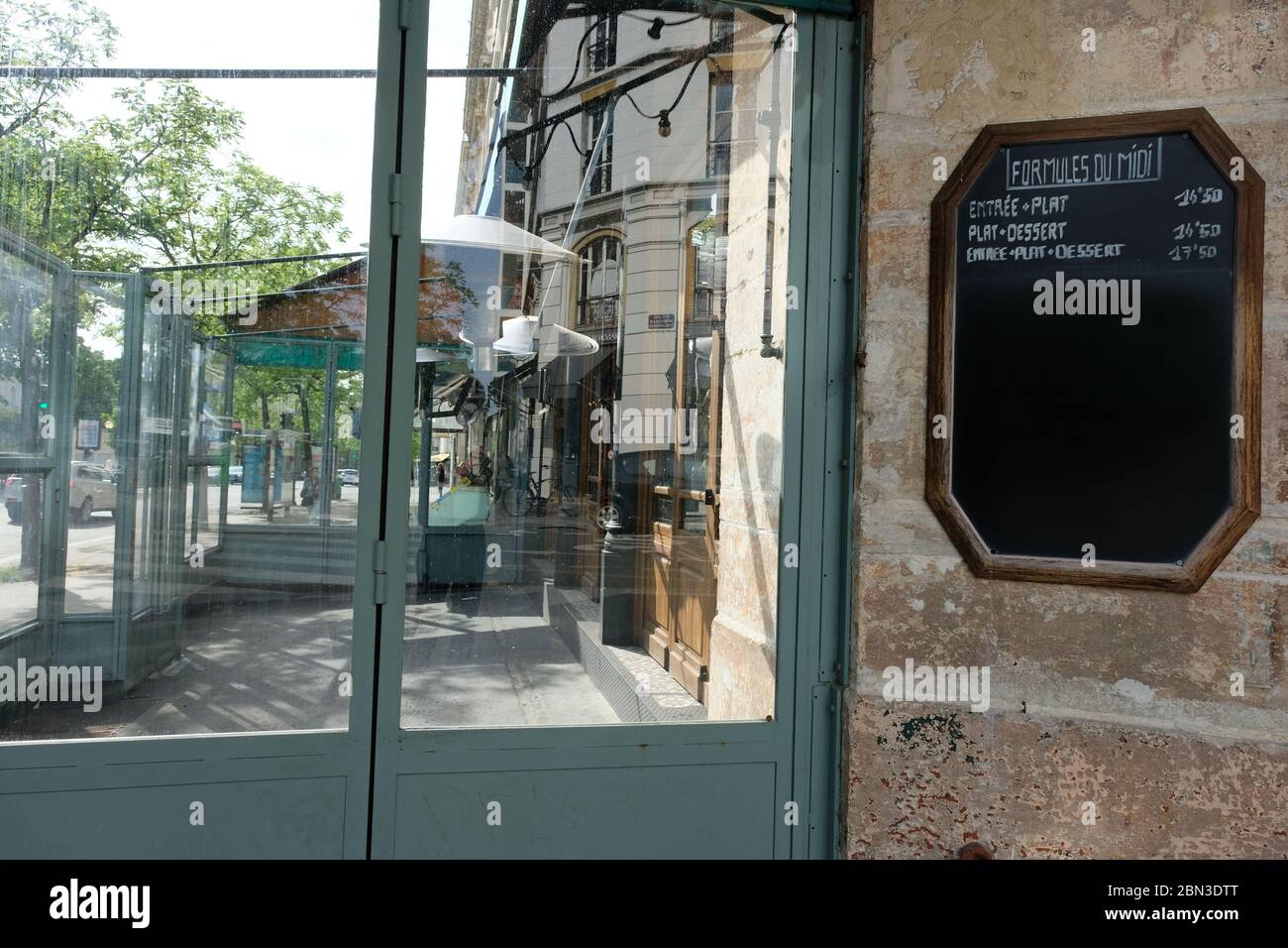 Empty cafes and restaurants in paris Stock Photo - Alamy
