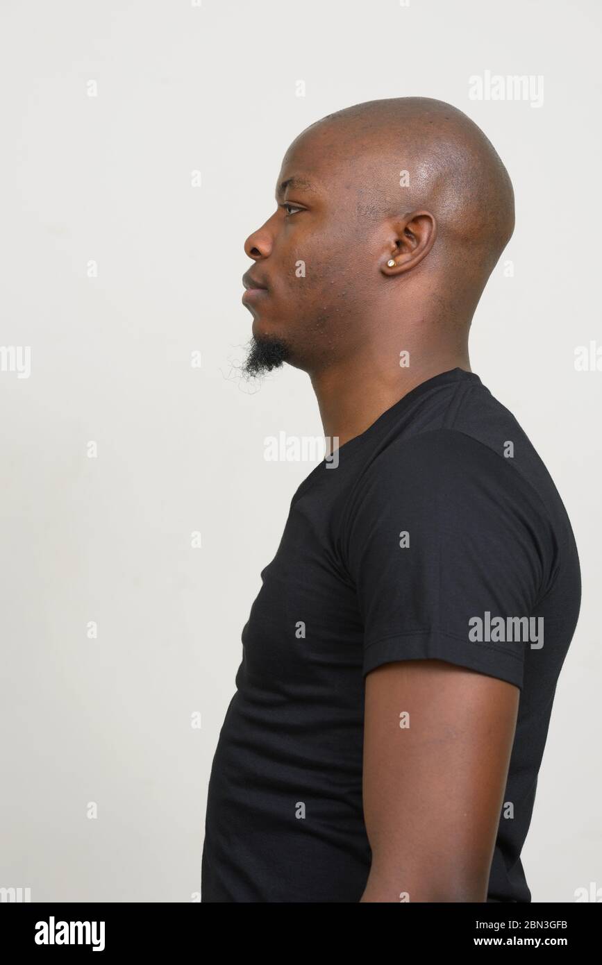 Profile view of young handsome bald African man Stock Photo - Alamy