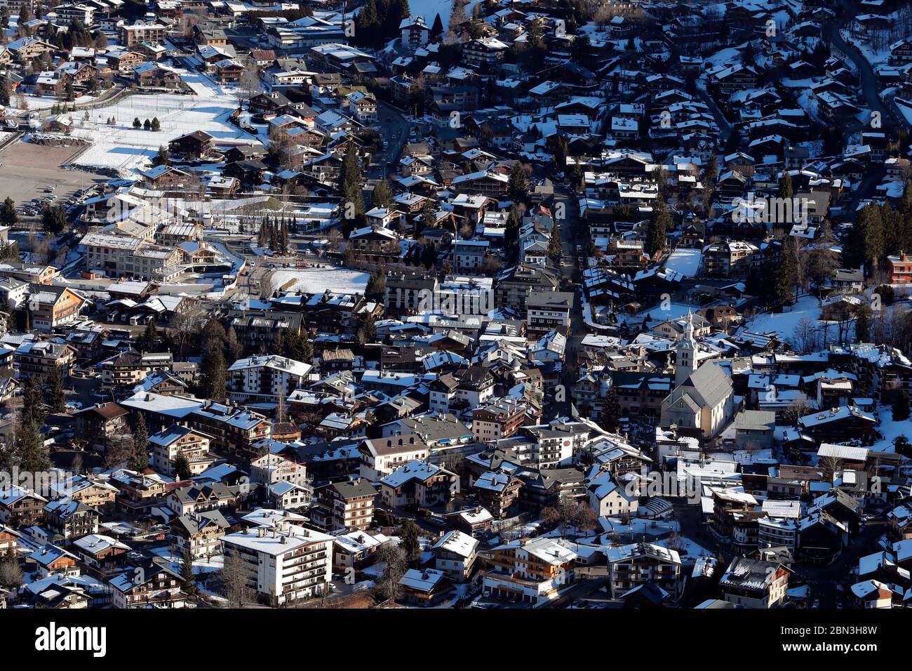 Station de ski village eglise hi-res stock photography and images - Alamy