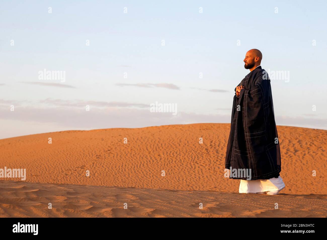 Zen sesshin (retreat) in the Sahara desert, Morocco. Kin hin (walking ...