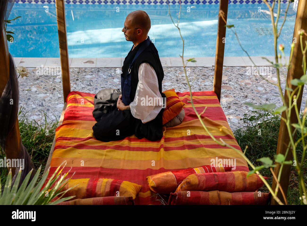 Zen sesshin (retreat) in Morocco. Poolside zazen (meditation Stock ...
