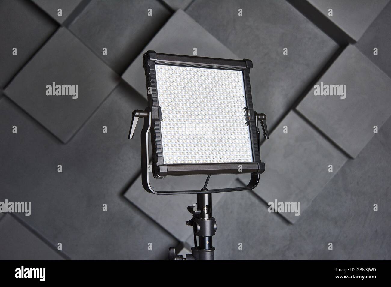 studio assistant fix professional video light on adjustable light stand ...