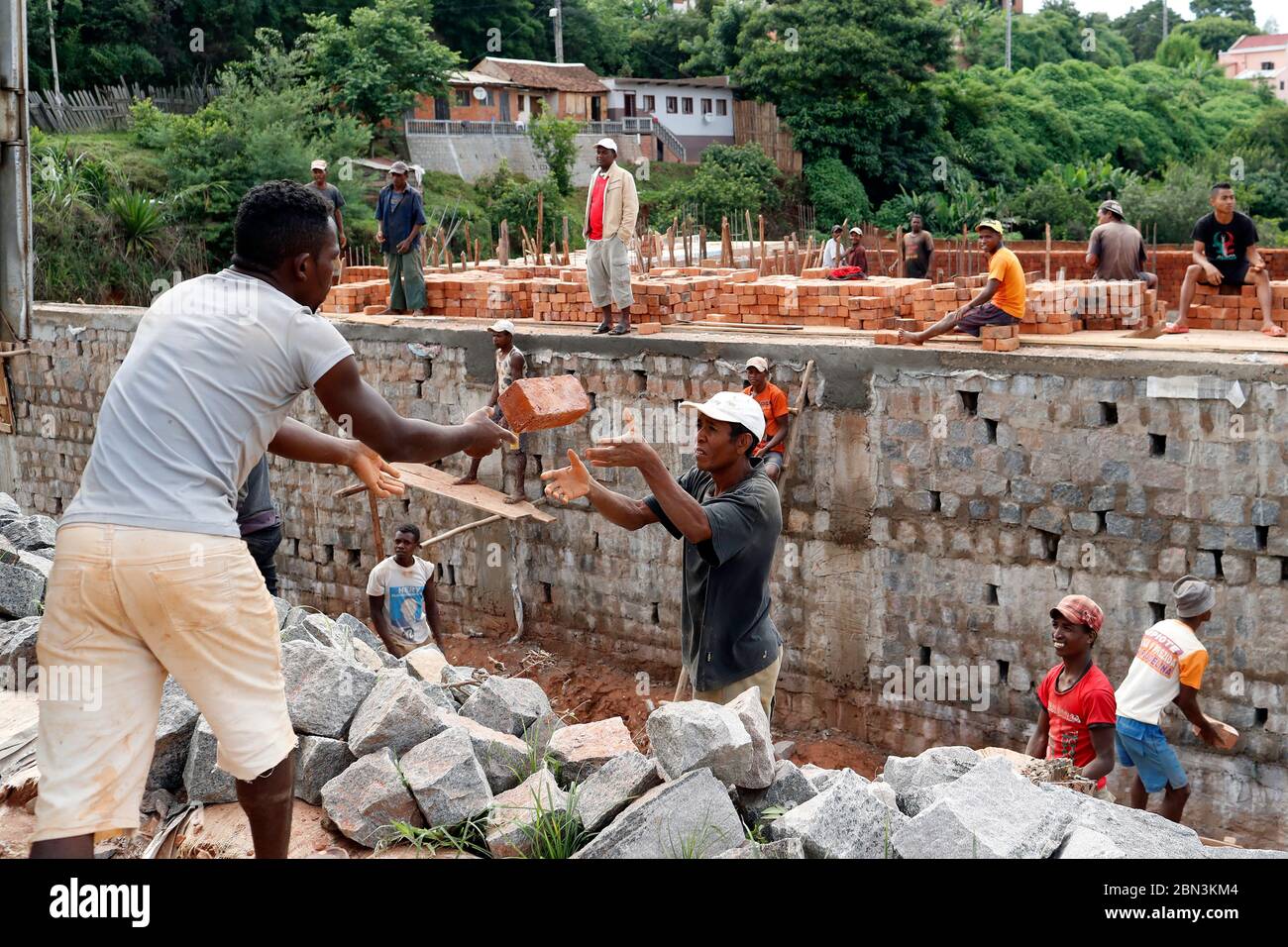 African construction site workers hi-res stock photography and images ...