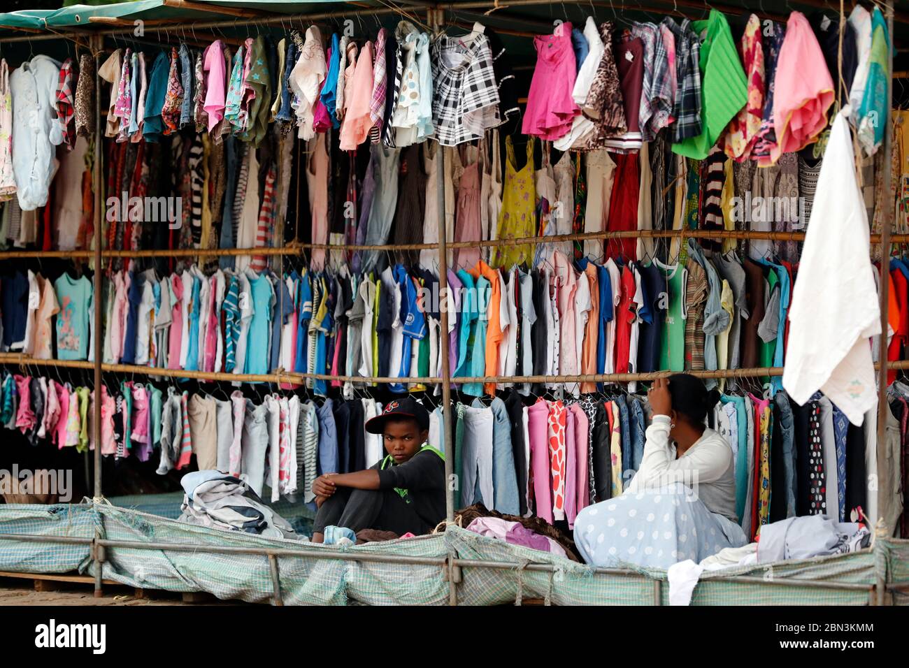 Clothes market afrique hi-res stock photography and images - Alamy