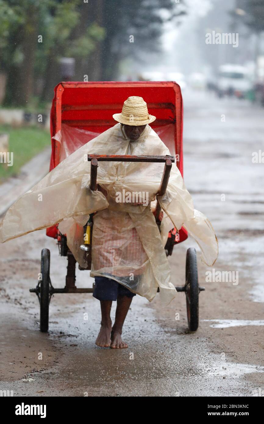 Pousse pousse hi-res stock photography and images - Alamy