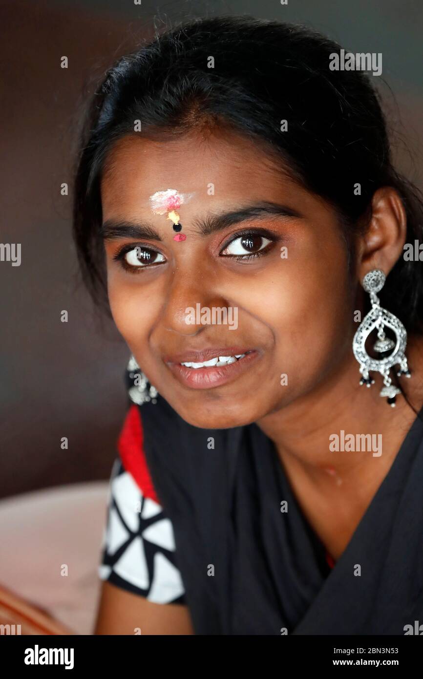 Femme avec tika hi-res stock photography and images - Alamy