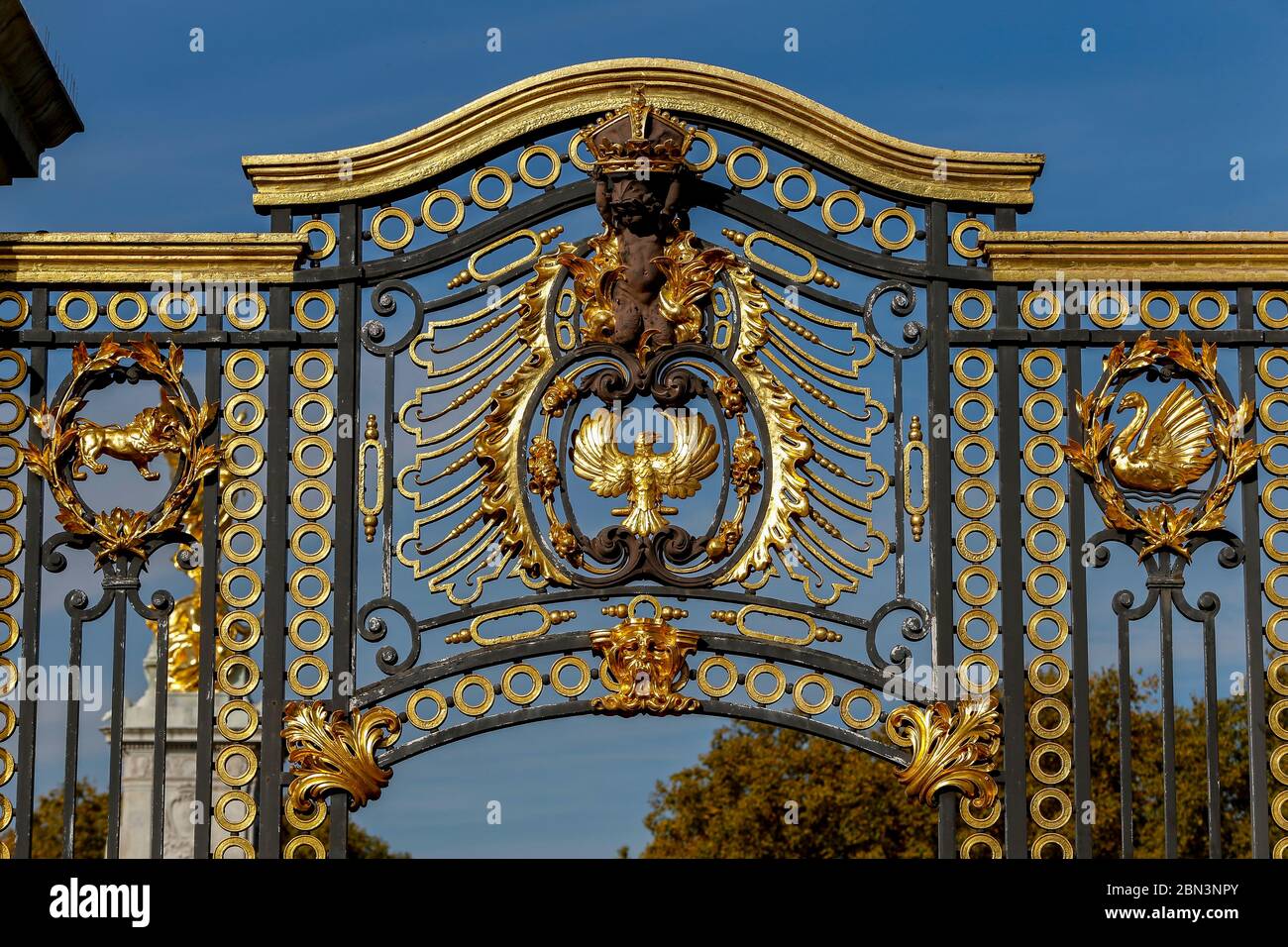 Buckingham palace gate hi-res stock photography and images - Alamy