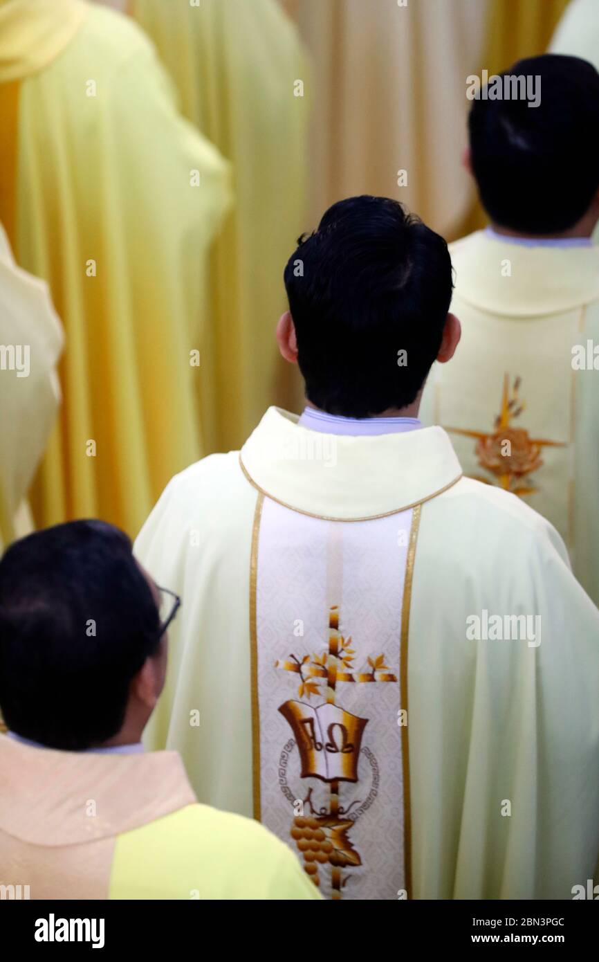 Priest's back catholic mass hi-res stock photography and images - Alamy