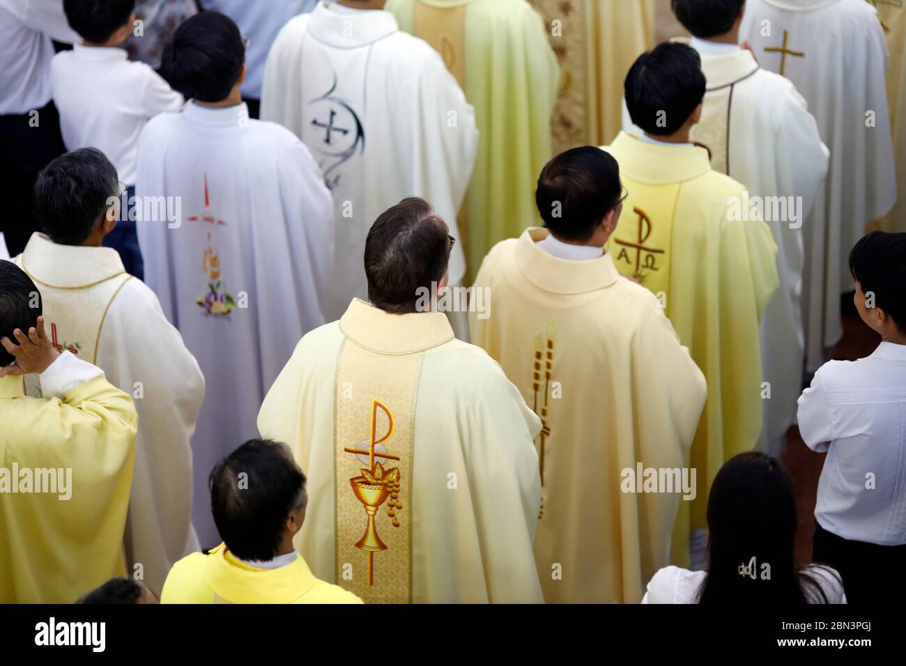 Priest's back catholic mass hi-res stock photography and images - Alamy
