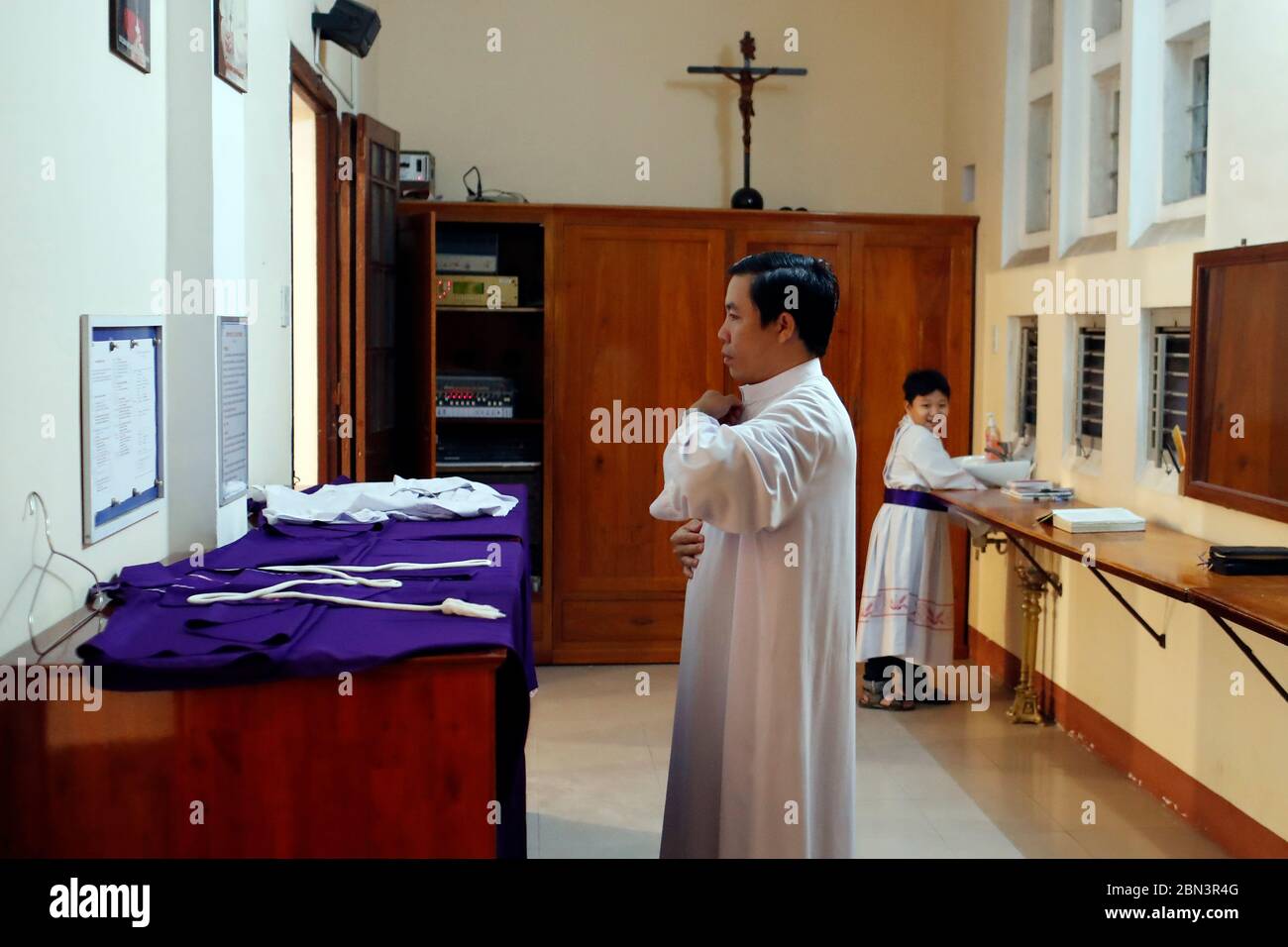 Altar boy priest hi-res stock photography and images - Alamy
