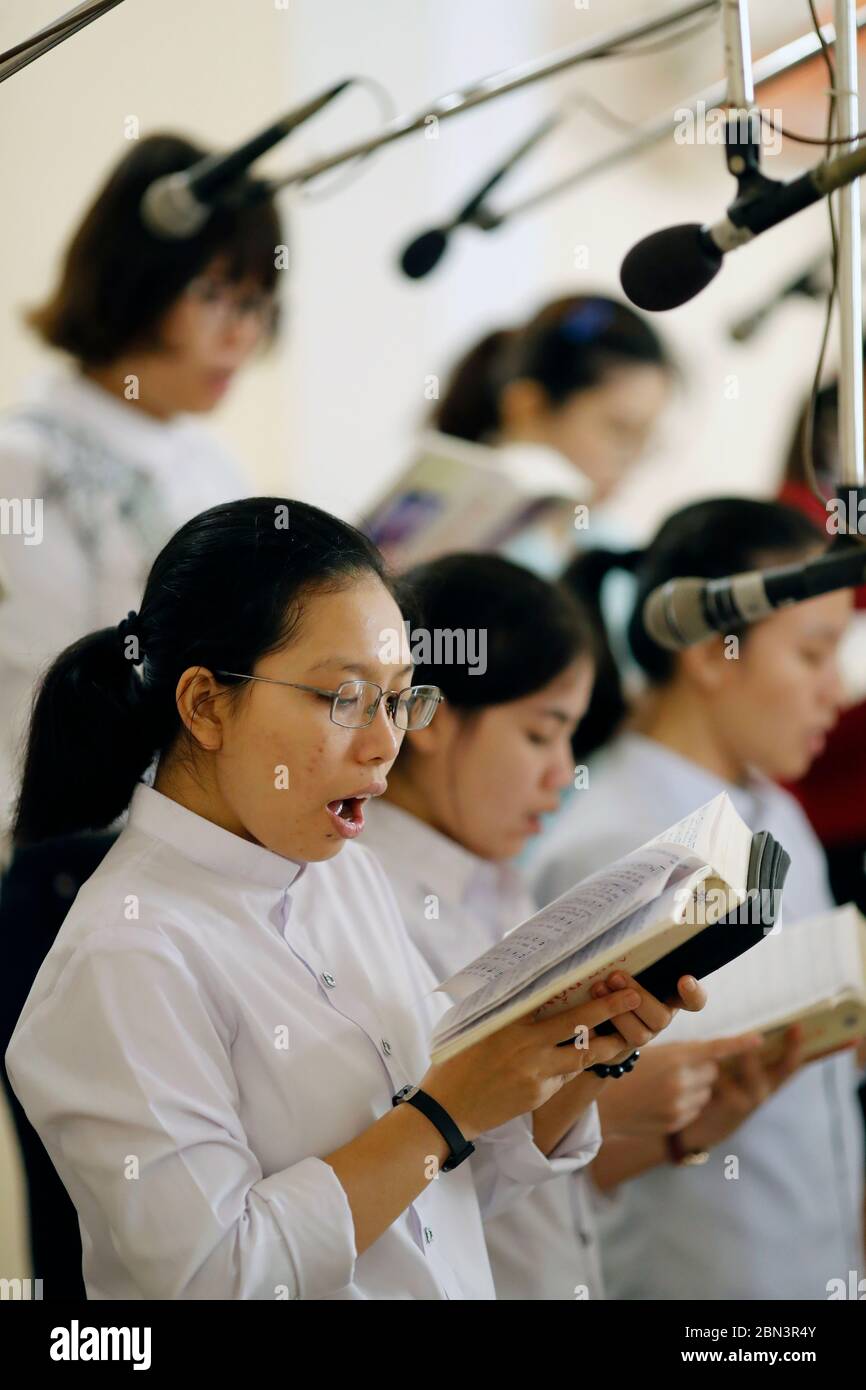Catholic mass. Church choir singing. Quy Nhon. Vietnam Stock Photo - Alamy