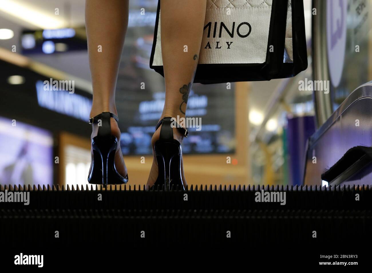 Mall young hi-res stock photography and images - Alamy