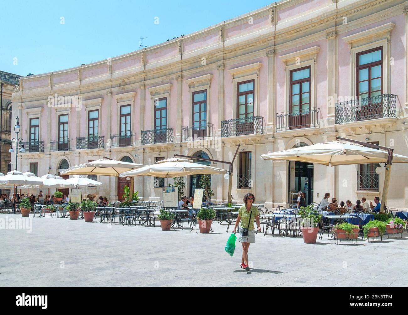 Terrace bars and restaurants in Piazza Duomo, Syracuse, Sicily, Italy ...