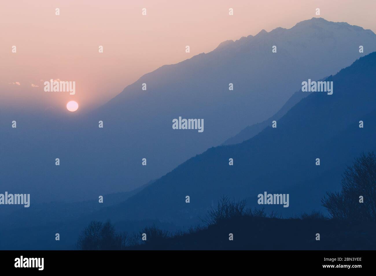 Mountain profiles hi-res stock photography and images - Alamy