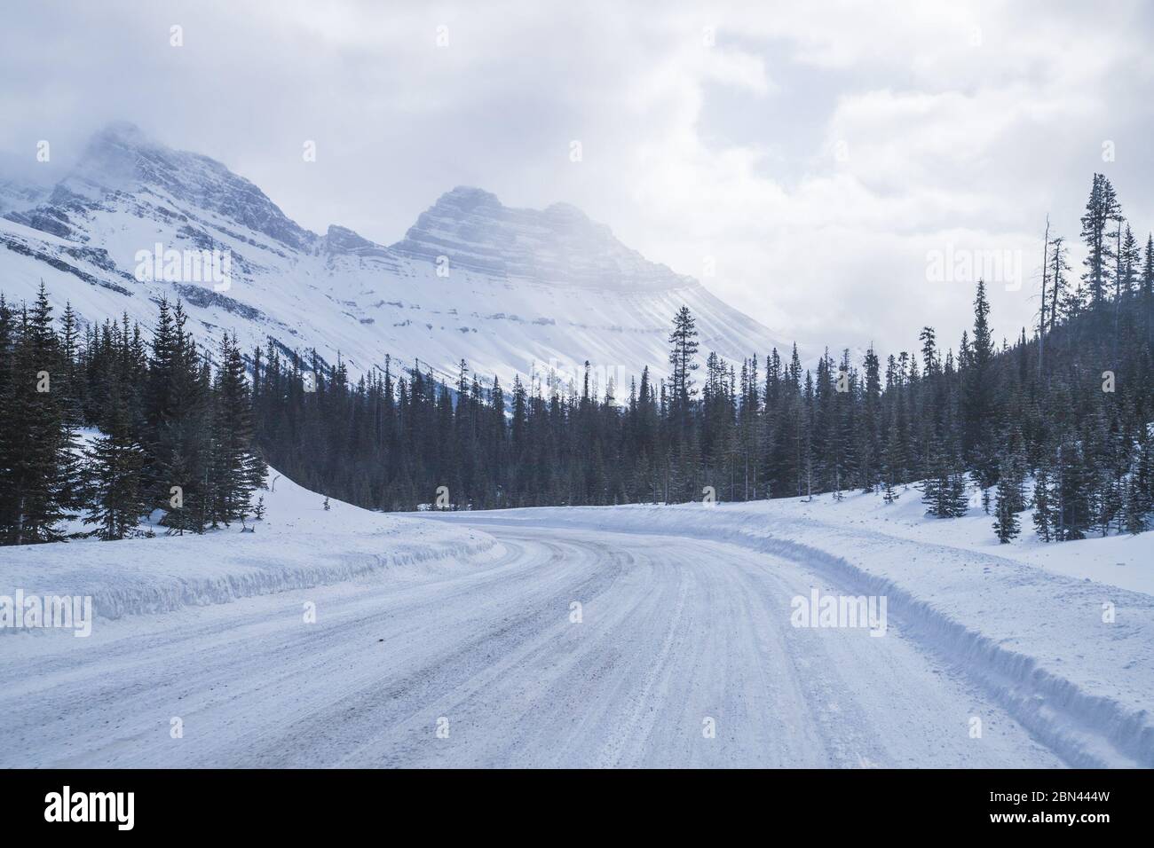 Winter roads in Canada along the Icefield's Parkway in Alberta ...