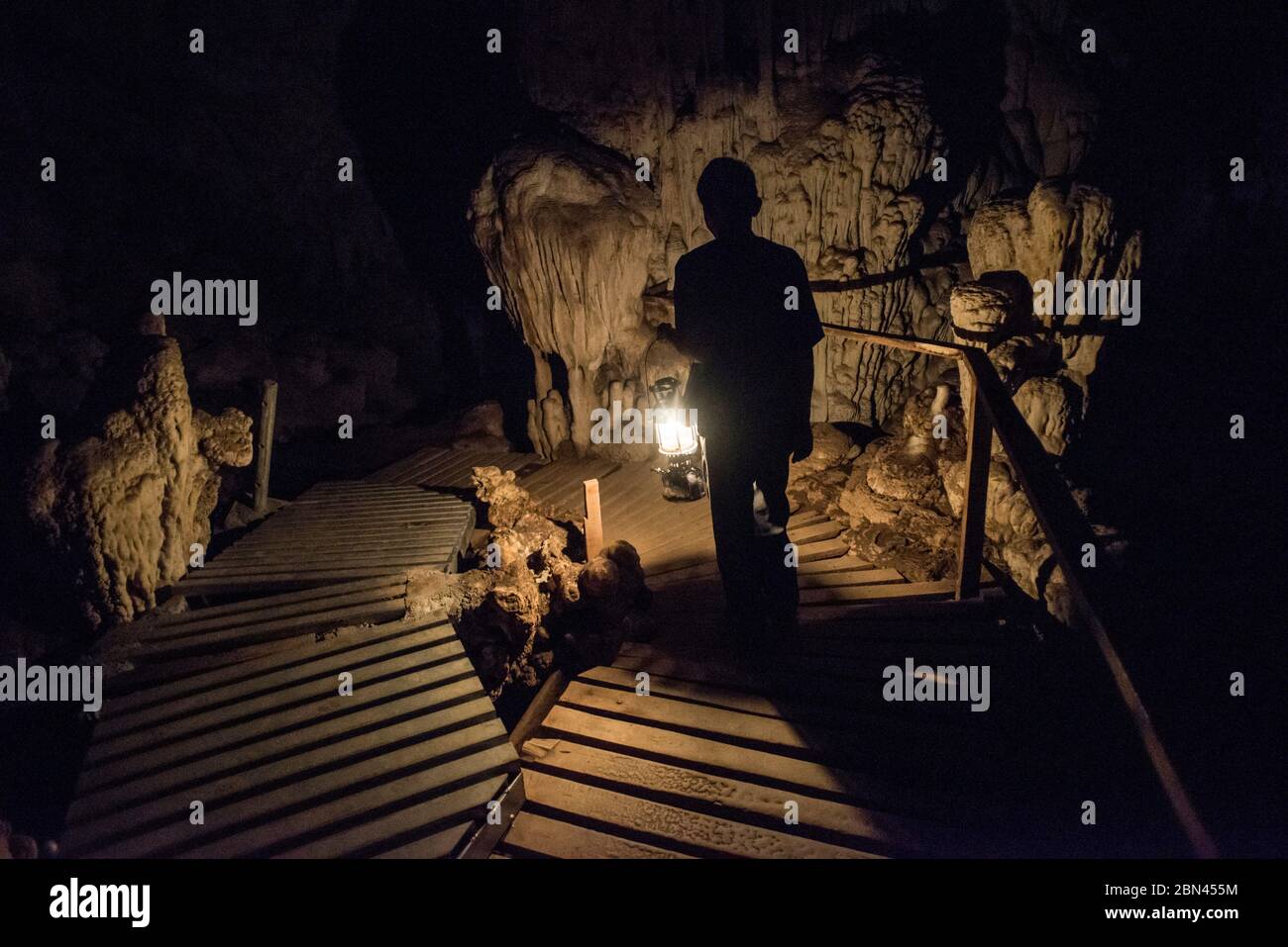 A local guide inside the Tham Lot cave, Pang Mapha, Pai, Thailand Stock ...