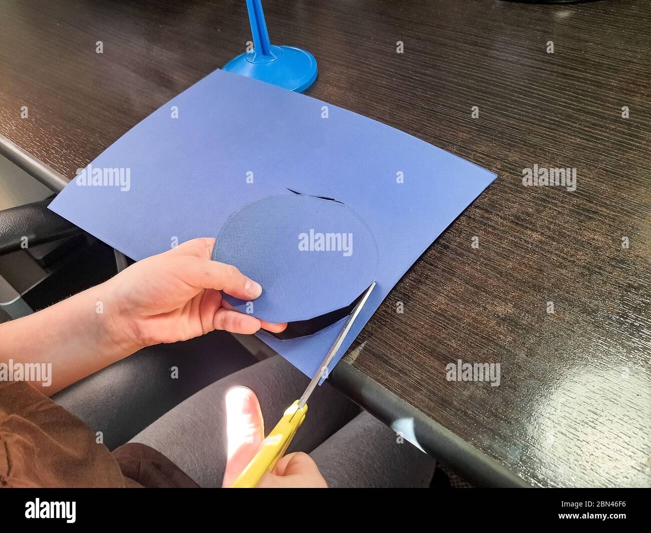 Little girl scissor cutting paper hi-res stock photography and images ...