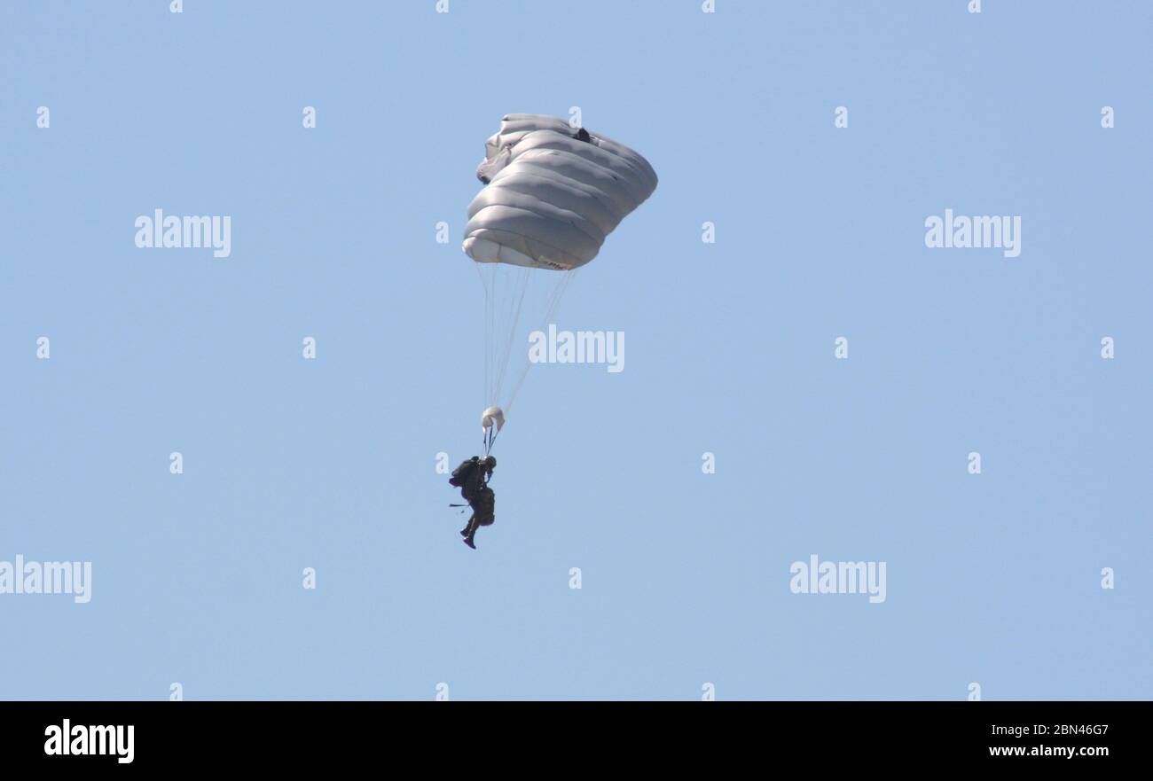 Parachutist Military High Resolution Stock Photography and Images - Alamy