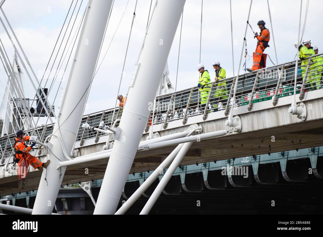 Death of construction workers hi-res stock photography and images - Alamy