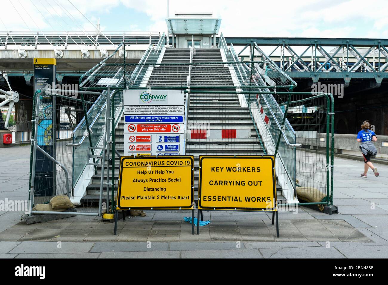 Construction works at hungerford bridge hi-res stock photography and ...