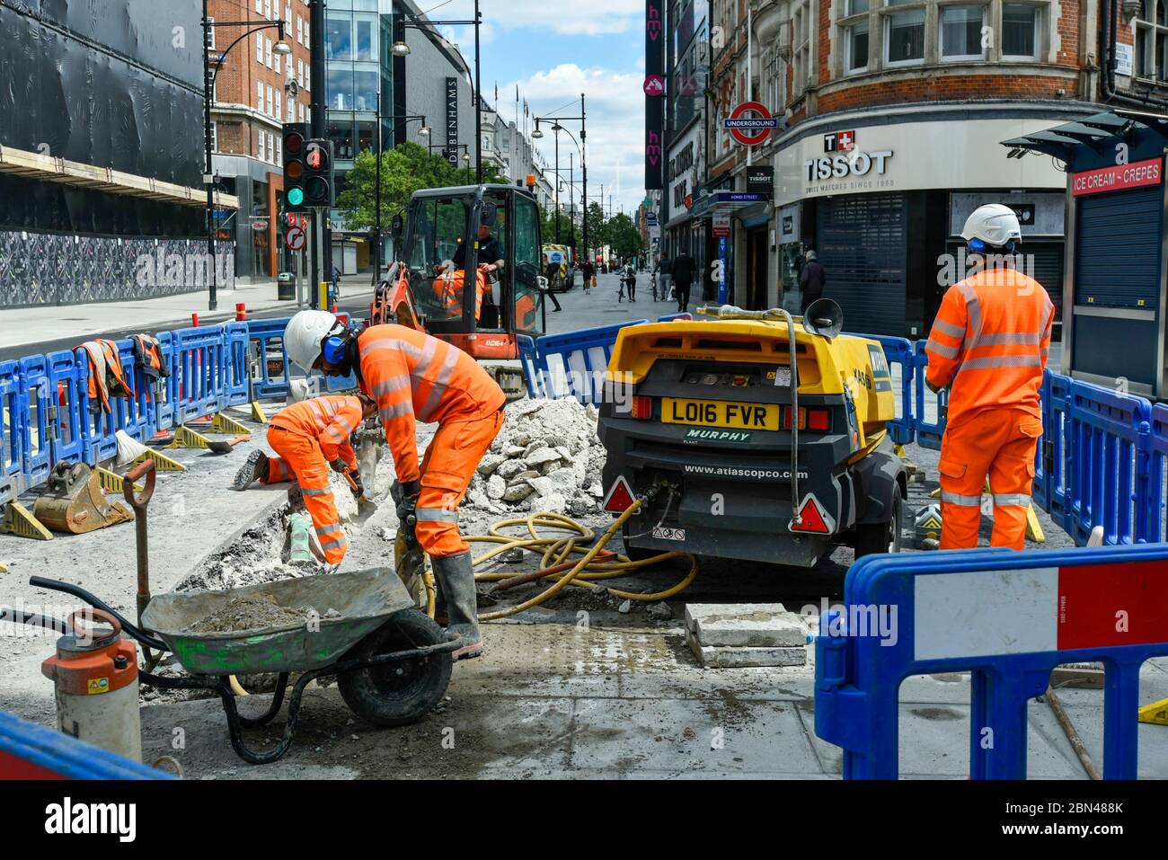 Death of construction workers hi-res stock photography and images - Alamy
