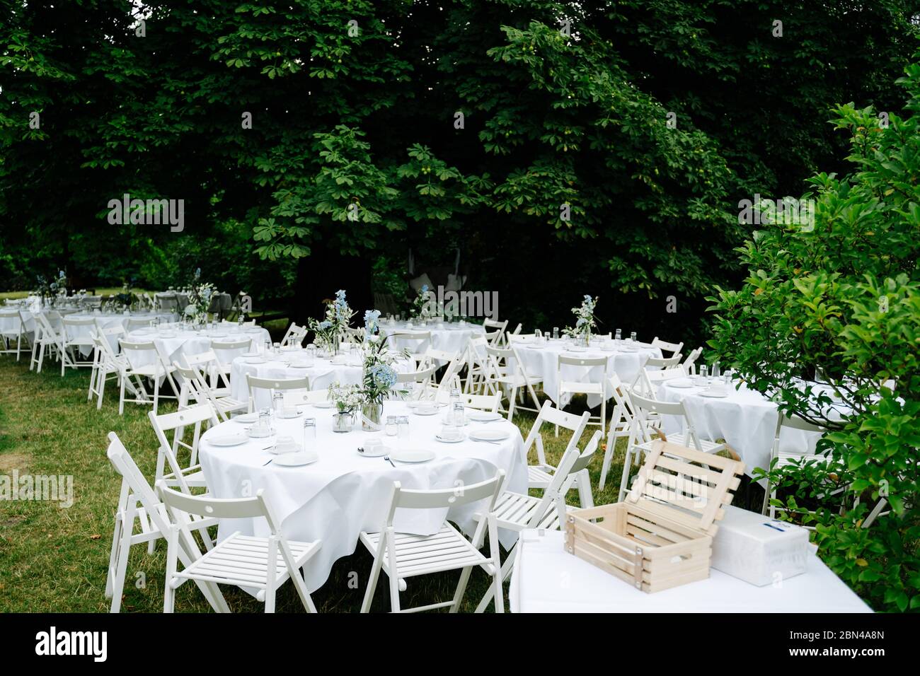 photo of an empty wedding dinner tables in the garden Stock Photo - Alamy