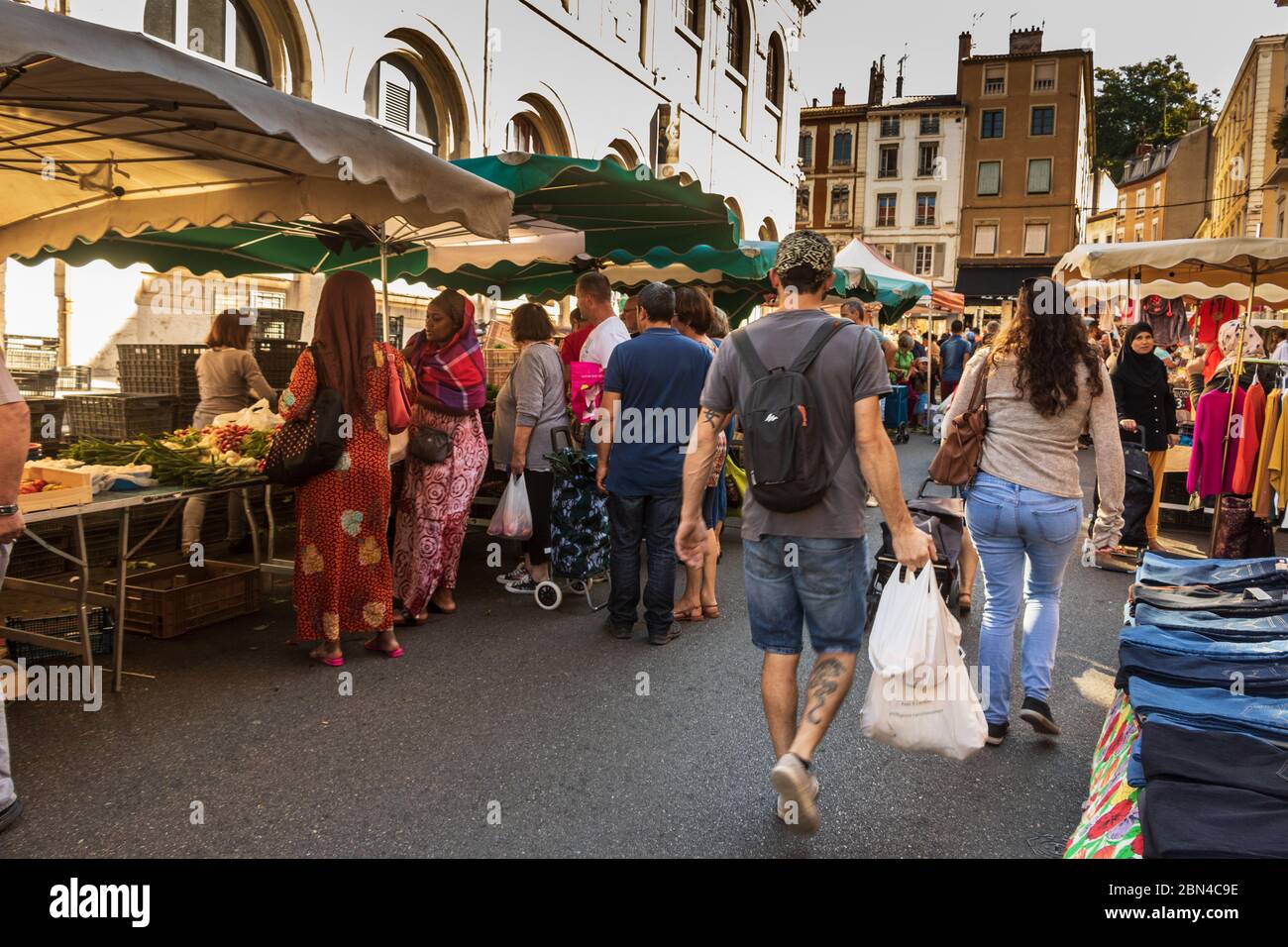 French farmers market hi-res stock photography and images - Alamy
