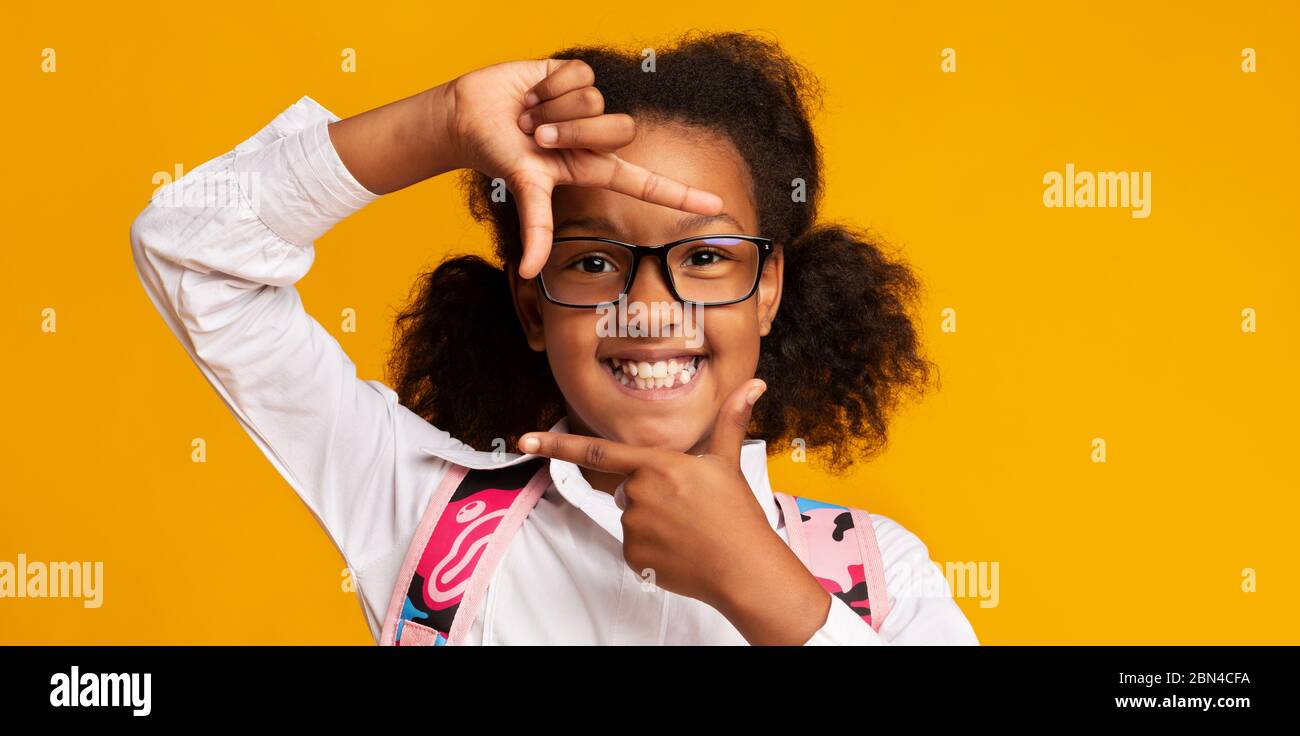 Child looking through camera hi-res stock photography and images - Alamy