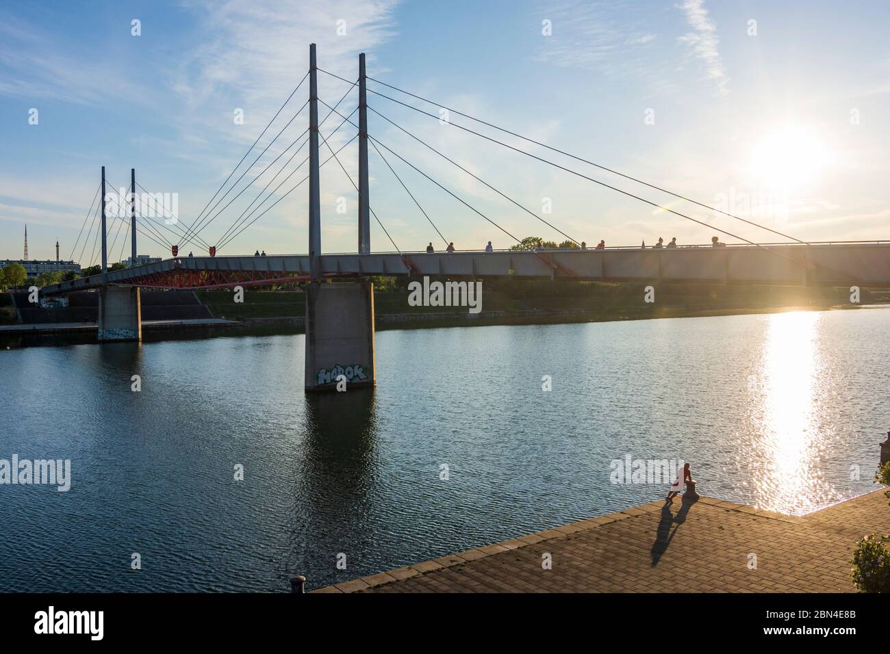 Wien, Vienna: bridge Kaisermühlenbrücke above river Neue Donau (New ...