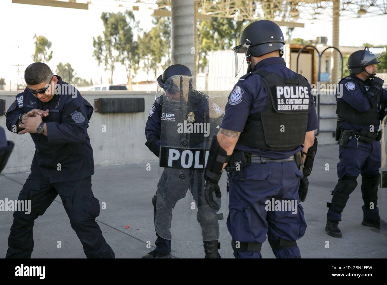 Officers from the San Diego Field Office Special Response Team (SRT ...