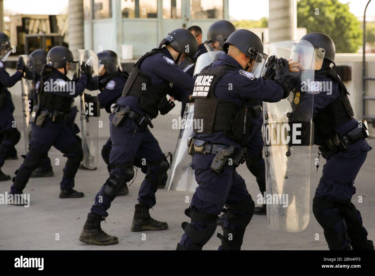 Officers from the San Diego Field Office Special Response Team (SRT ...