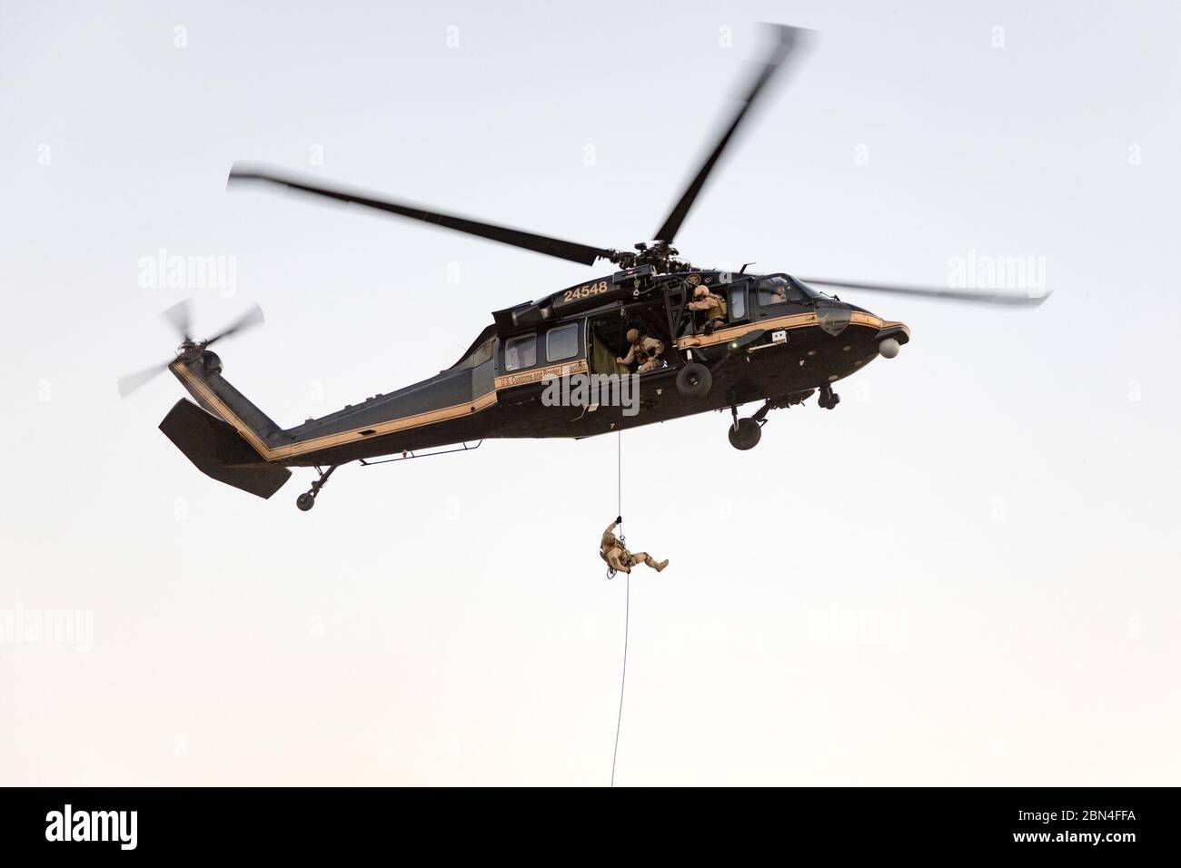 Helicopter rope suspension techniques hi-res stock photography and ...