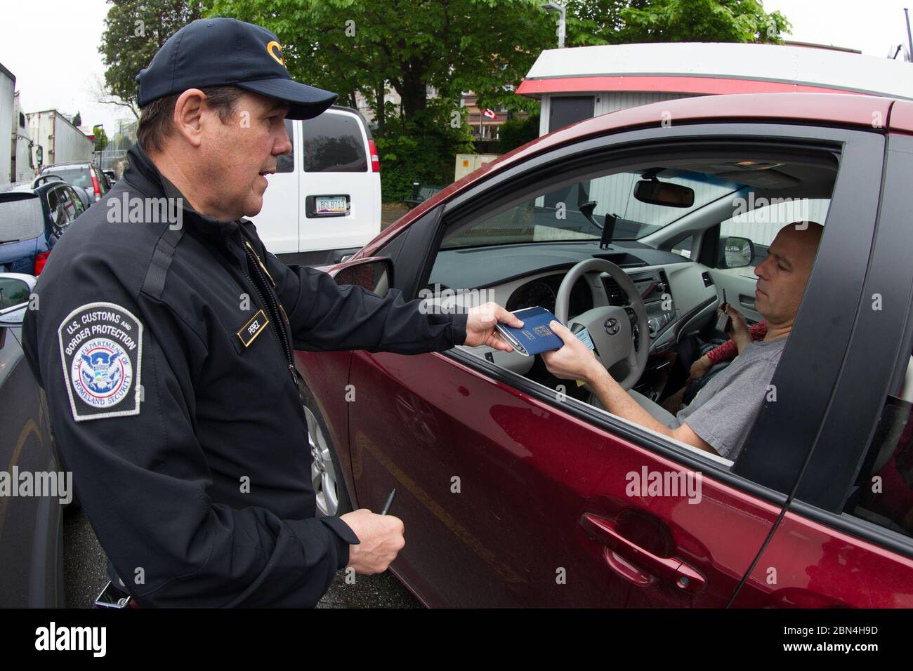 Passengers going through customs hi-res stock photography and images ...