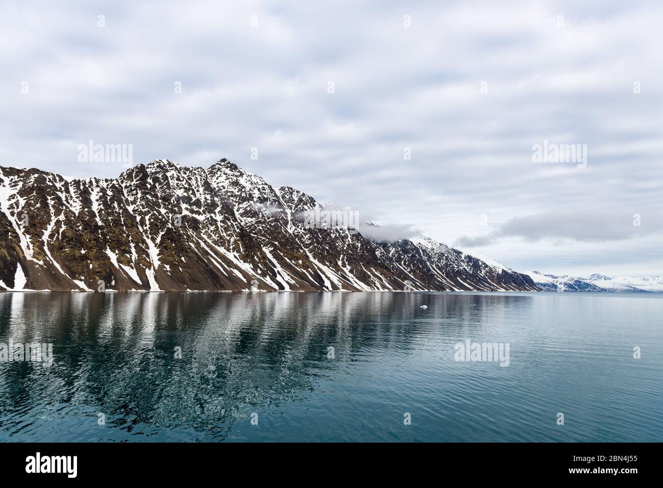 Arctic landscape with beautiful lighting in Svalbard Stock Photo - Alamy