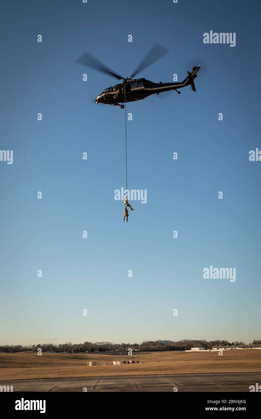 Black hawk fast rope hi-res stock photography and images - Alamy