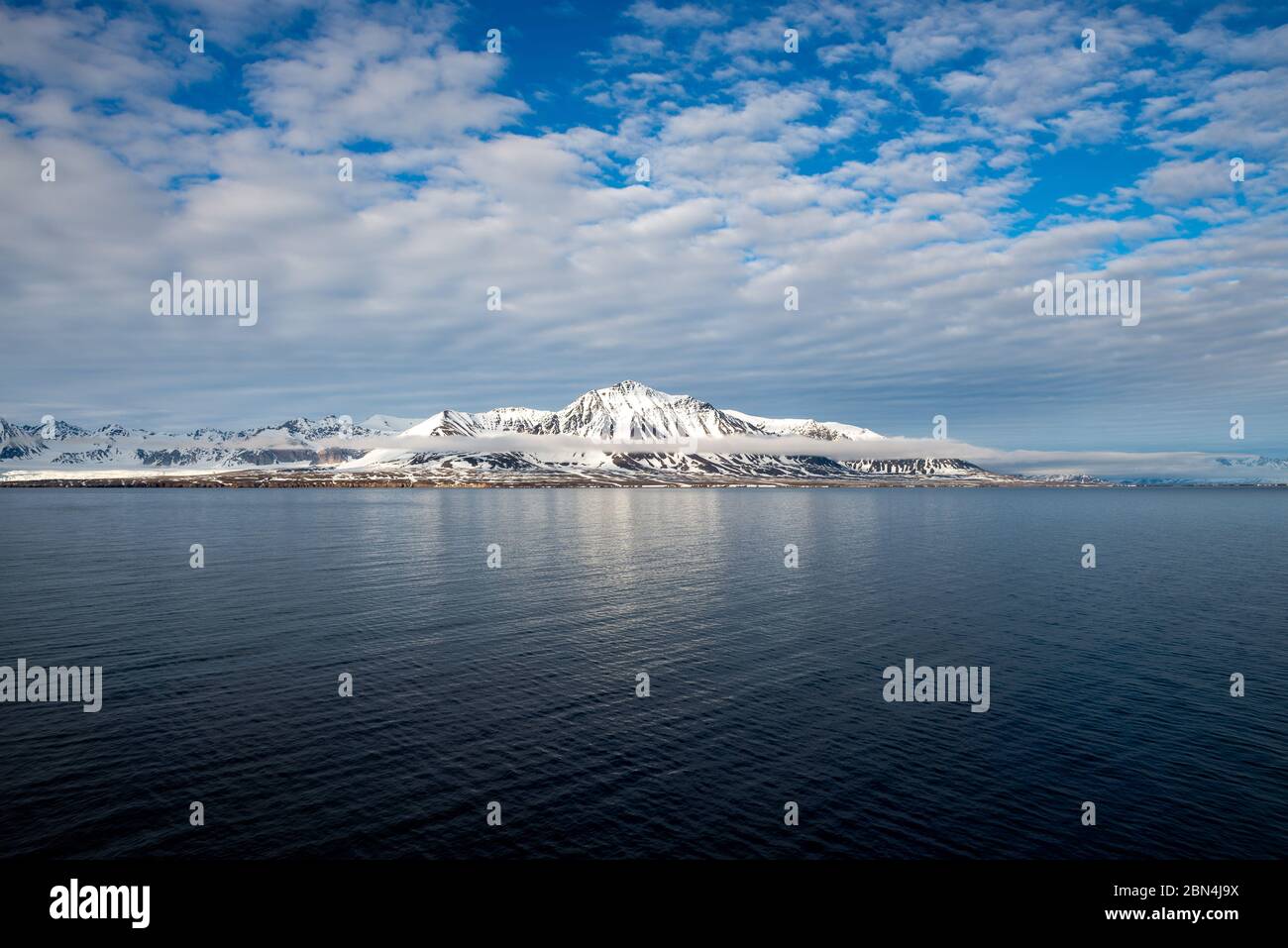 Arctic landscape with beautiful lighting in Svalbard Stock Photo - Alamy