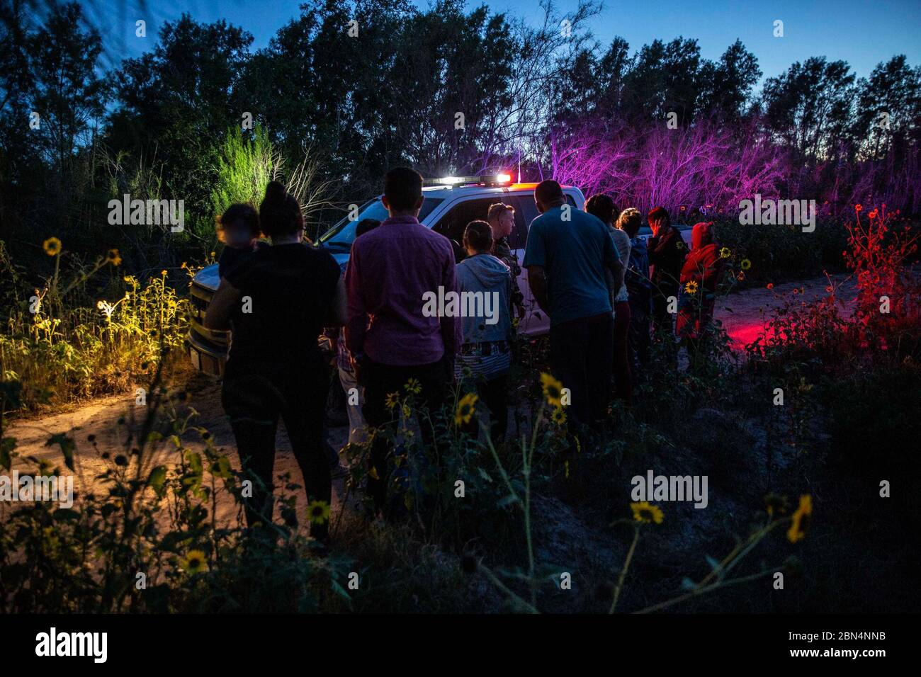 Migrants crossing the rio grande u s hi-res stock photography and ...