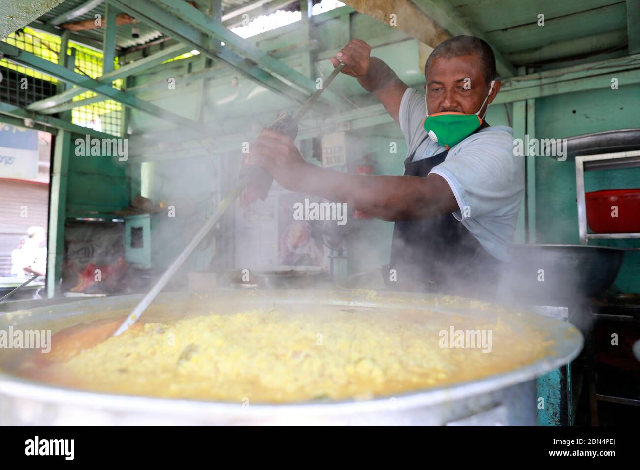 Volunteers distribute food bangladesh hi-res stock photography and ...