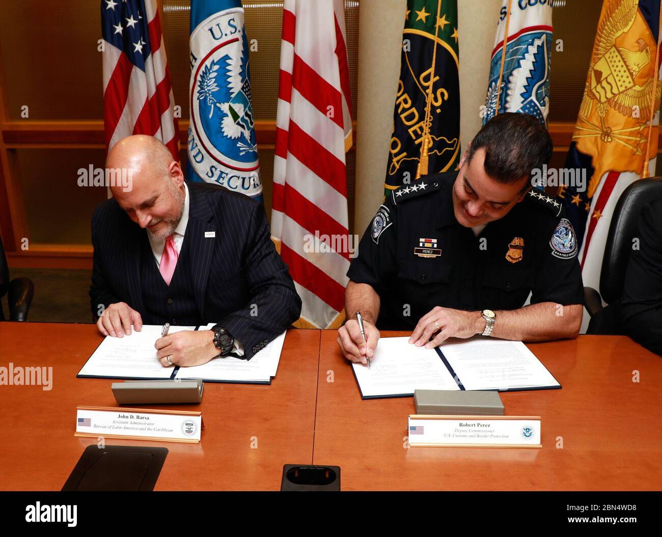 Cbp deputy commissioner robert perez hi-res stock photography and ...