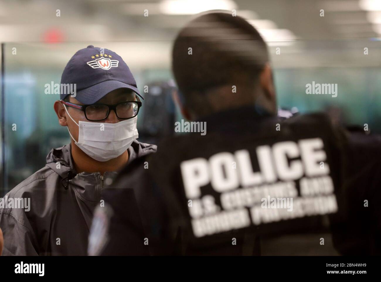 U.s. customs officer airport hi-res stock photography and images - Alamy