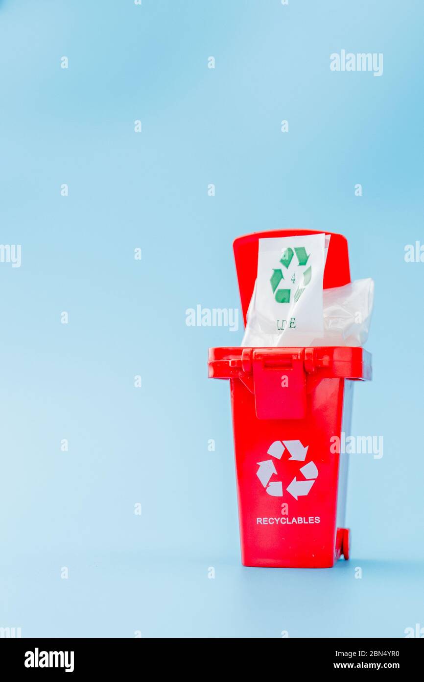 The red recycling bin on blue background Stock Photo - Alamy