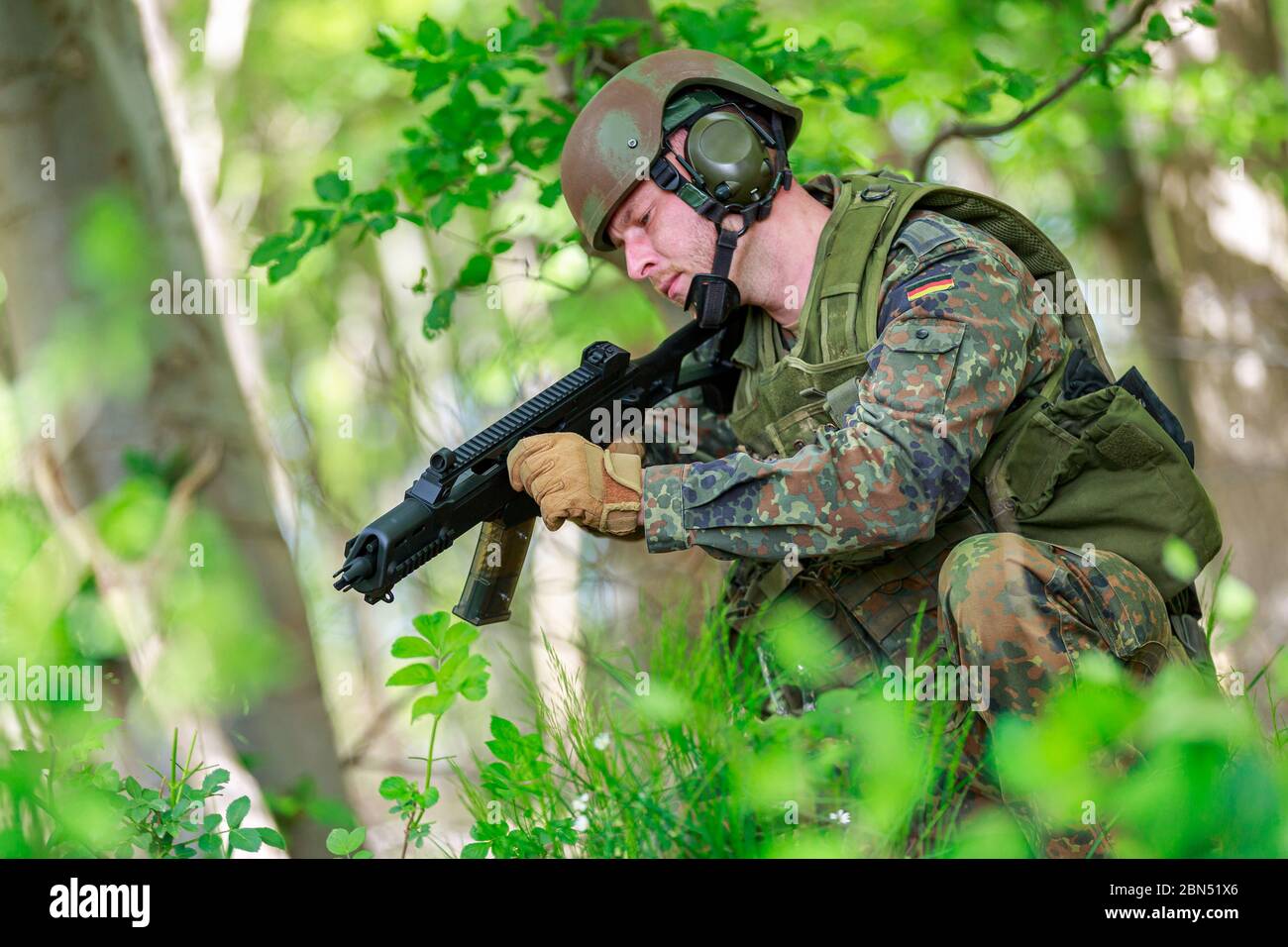 German soldier with a german assault rifle Stock Photo - Alamy