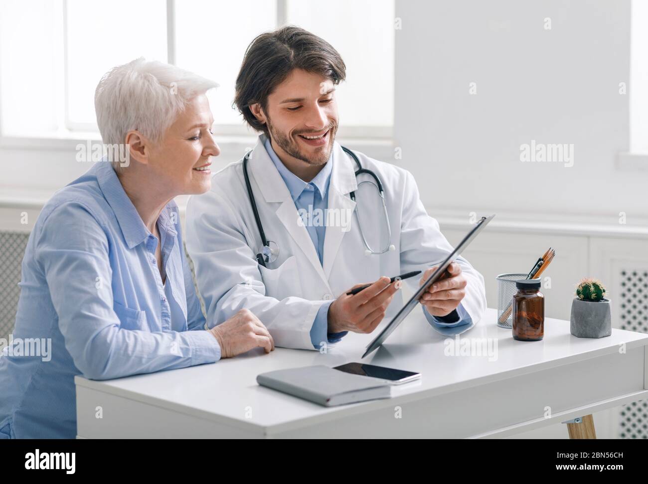 Doctor explaining treatment senior hi-res stock photography and images ...