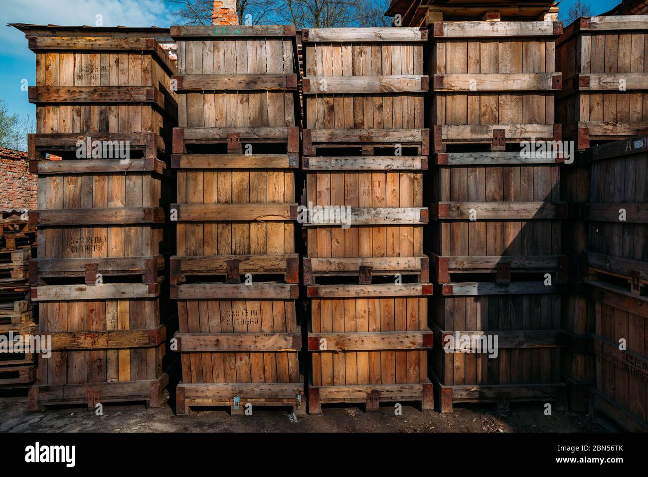 Stack of wooden boxes with goods for shipping Stock Photo - Alamy