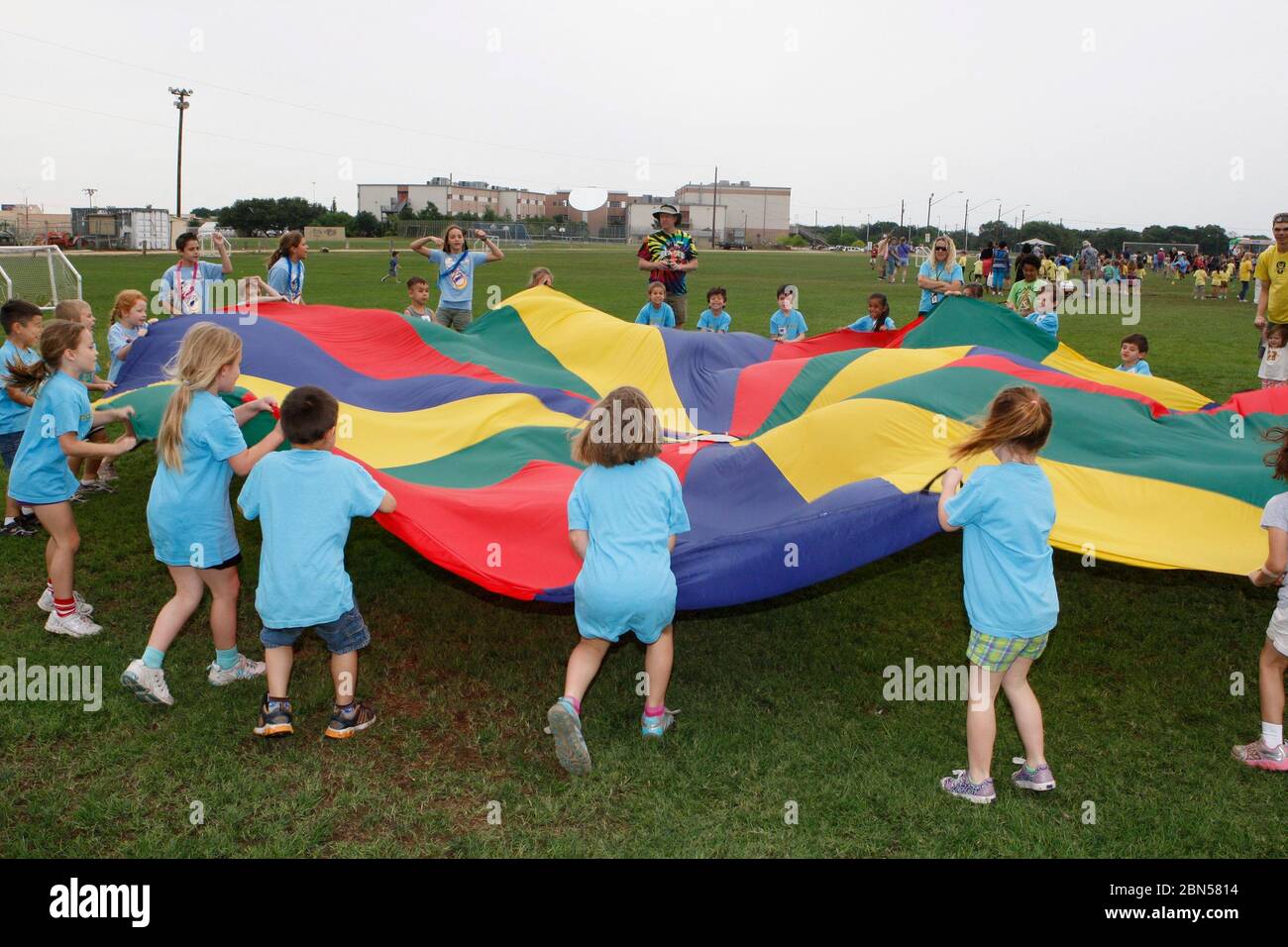 Children playing parachute hi-res stock photography and images - Alamy