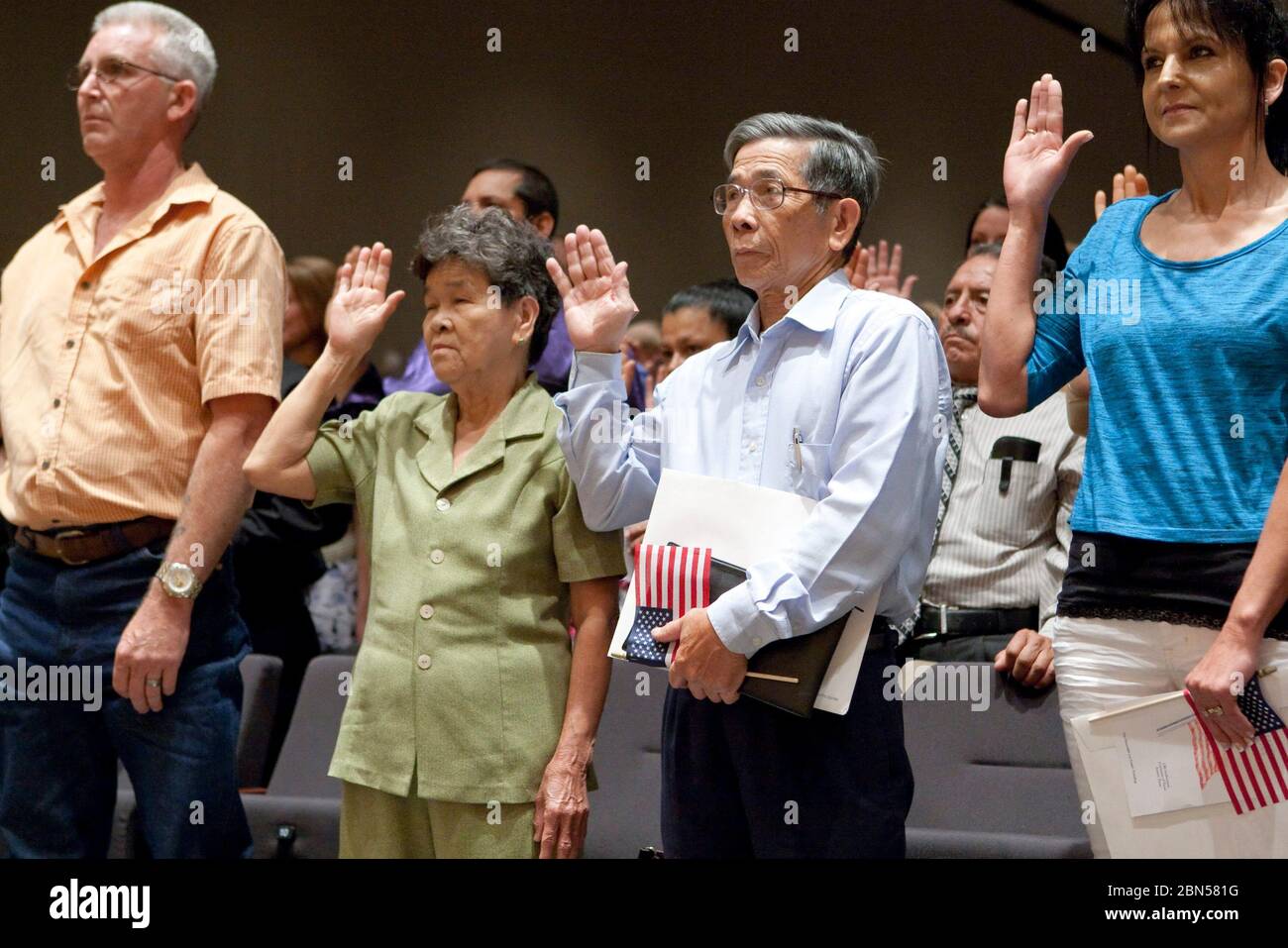 Immigrants and swearing in ceremony hi-res stock photography and images ...